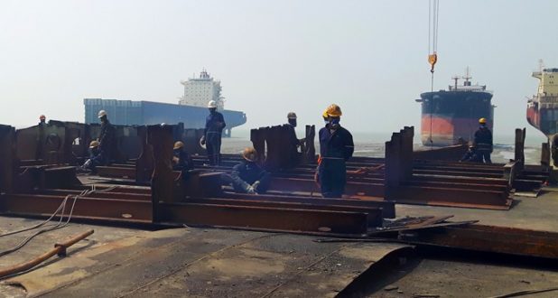 Strong dry bulk market fuels 42% drop in ship recycling - Container News