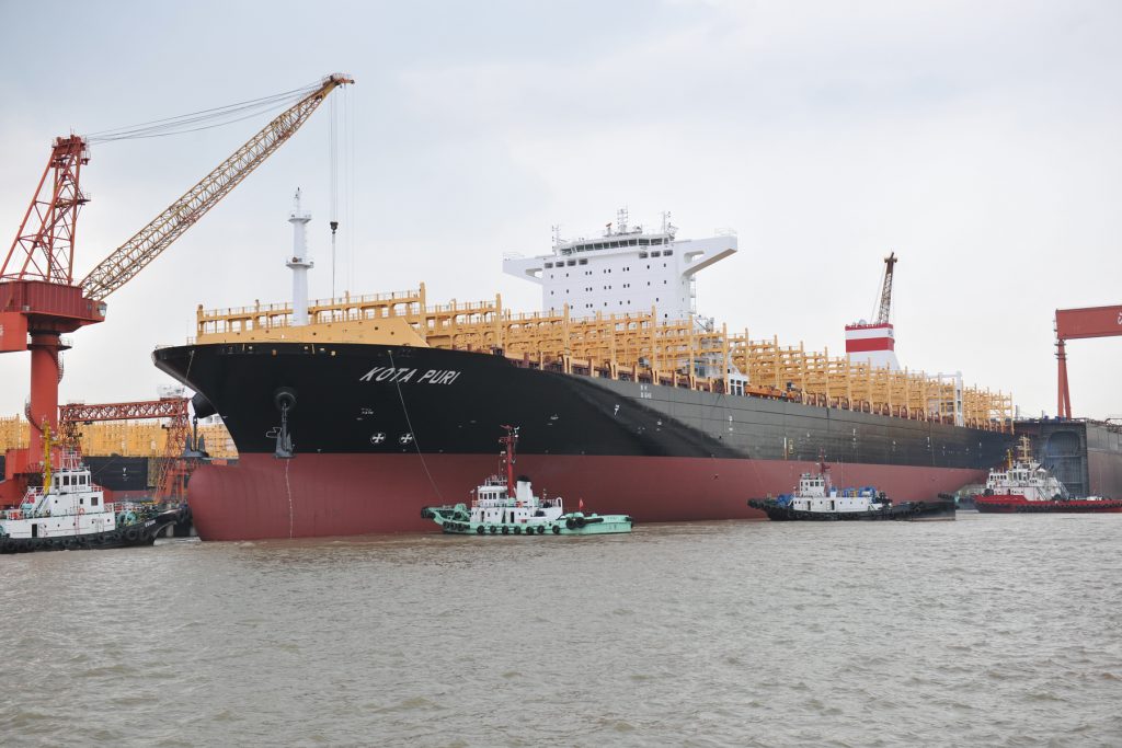 CHINESE SHIPYARDS WIN GIANT CONTAINER SHIP ORDER