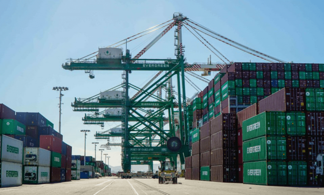 Giant electric crane starts operations at Port of Oakland - Container News