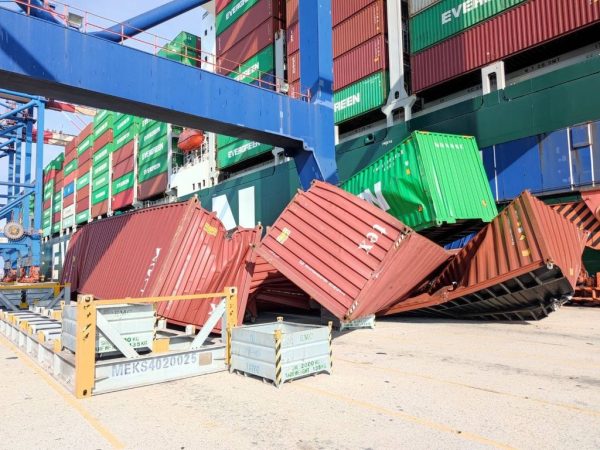 Containers fall from Evergreen ship in Taipei - Container News