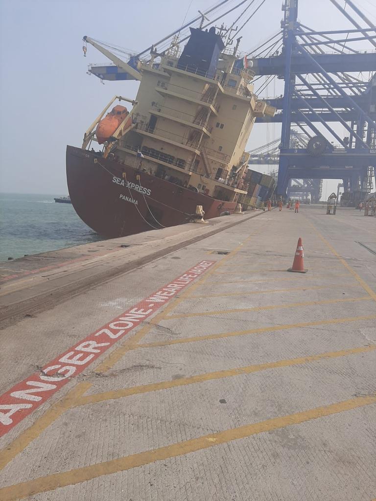 Box vessel tilts at India's Mundra Port due to stability problems ...