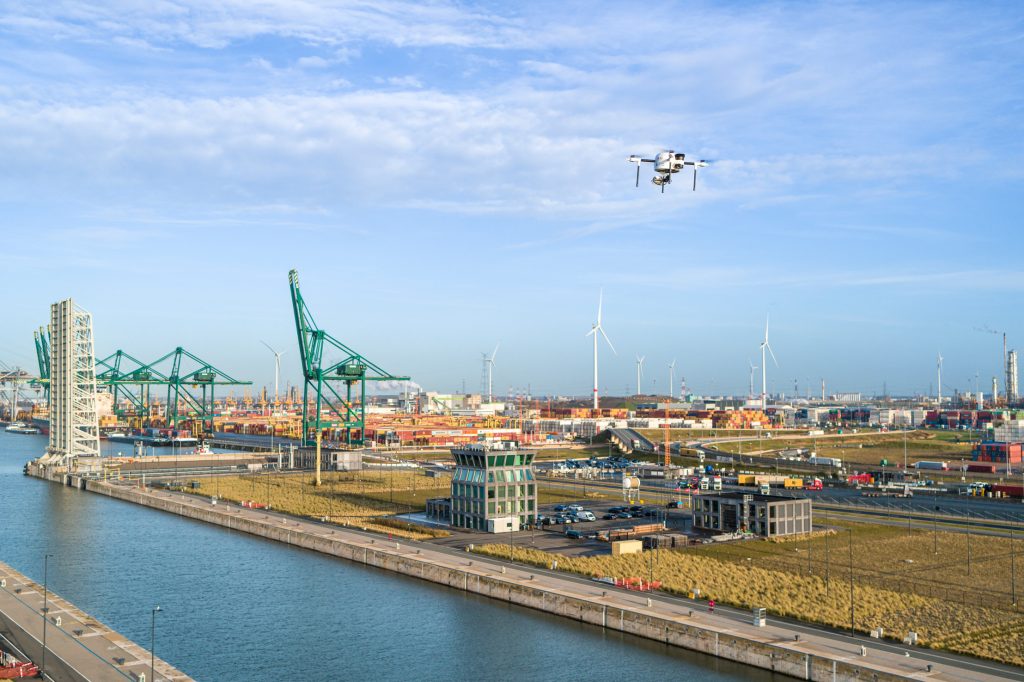 First fully electric straddle carrier starts operations at Port of ...
