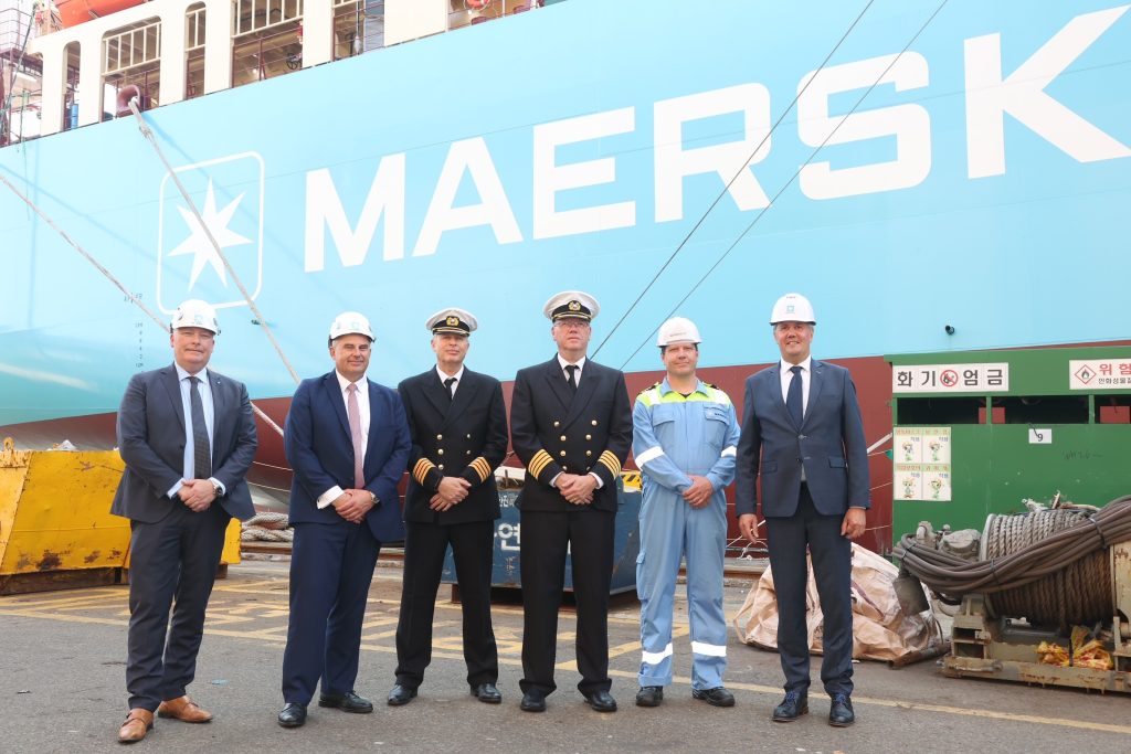Maersk receives world's first methanol-fuelled container ship ...