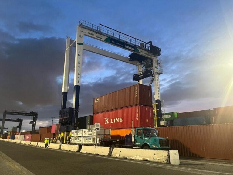 PACECO and MITSUI debut first hydrogen fuel cell RTG crane at Port of ...