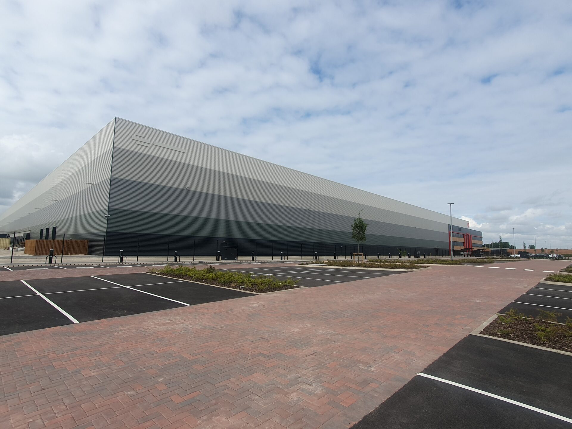 DP World opens largest-ever warehouse in UK - Container News
