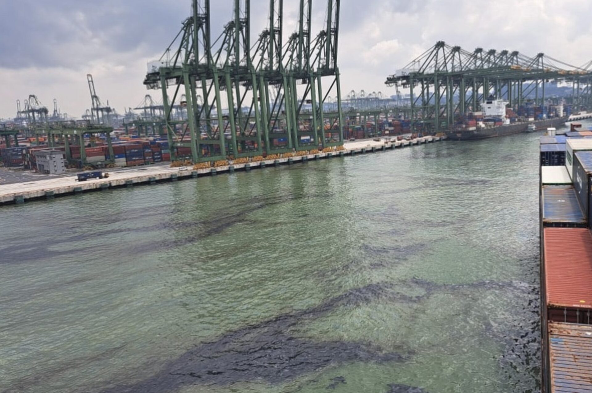 Oil spill in Singapore after dredger hits bunker tanker - Container News