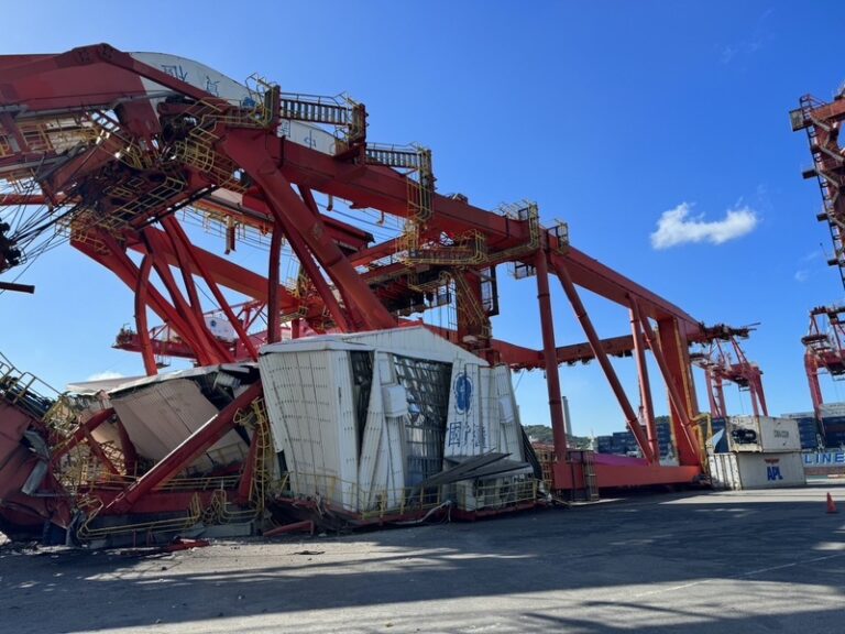 Keelung container crane collapses - Container News Keelung container crane collapses - Container News