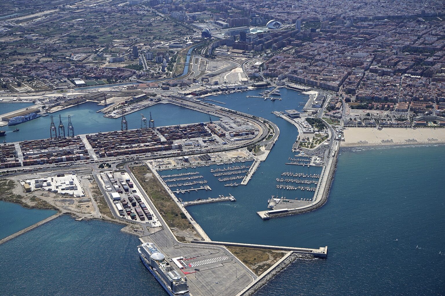 APM Terminals opens second mega berth at Valencia - Container News