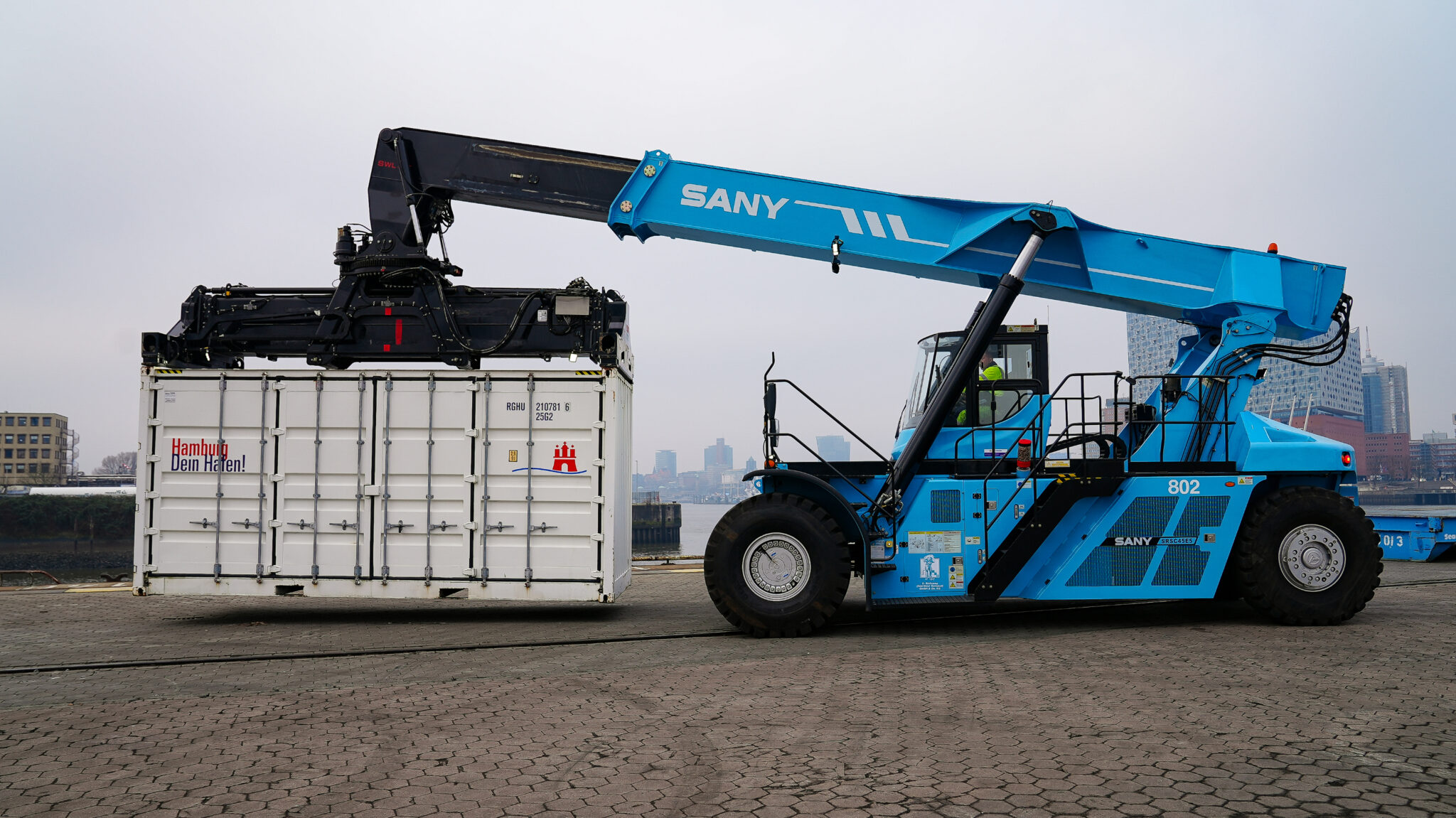 Port of Hamburg receives first all-electric container stacker ...