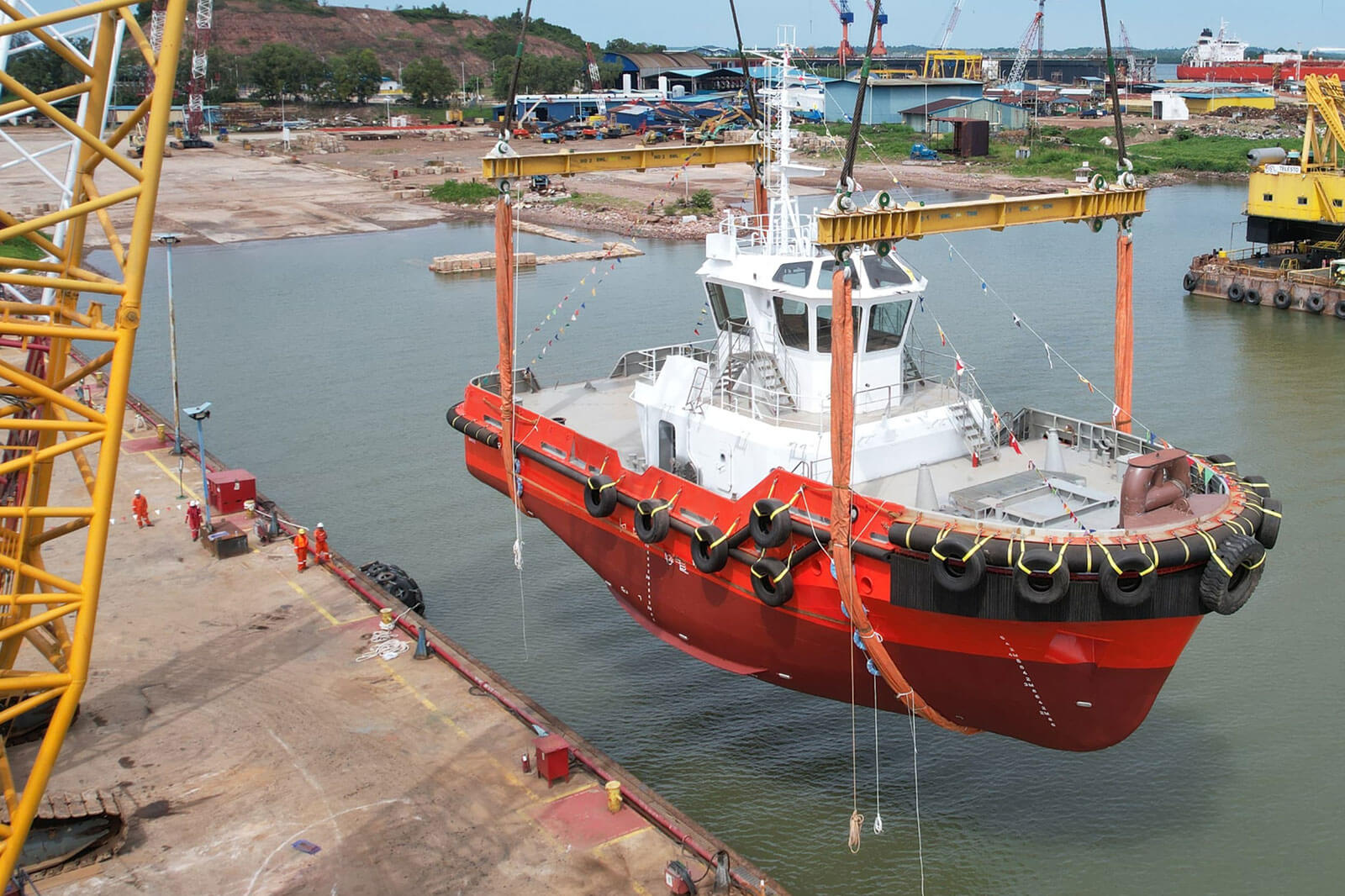 Singapore launches first fully electric tug - Container News