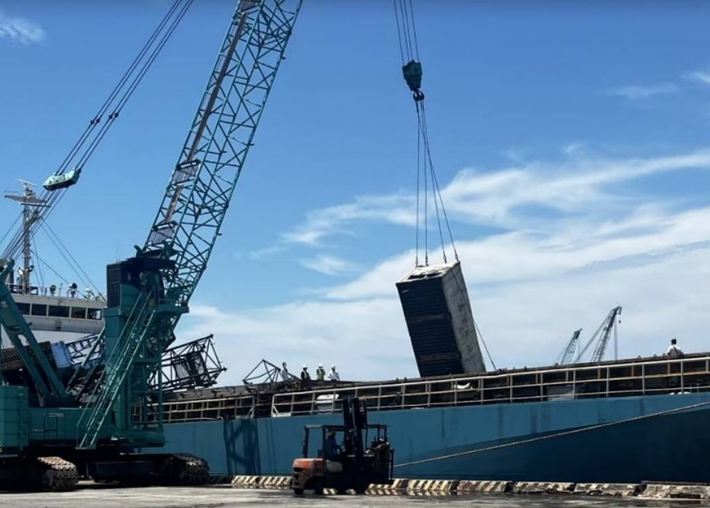 Containers drop into water in Kaohsiung port as crane boom snaps ...