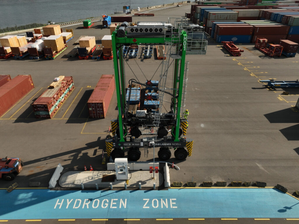 Hamburg port tests hydrogen straddle carrier - Container News