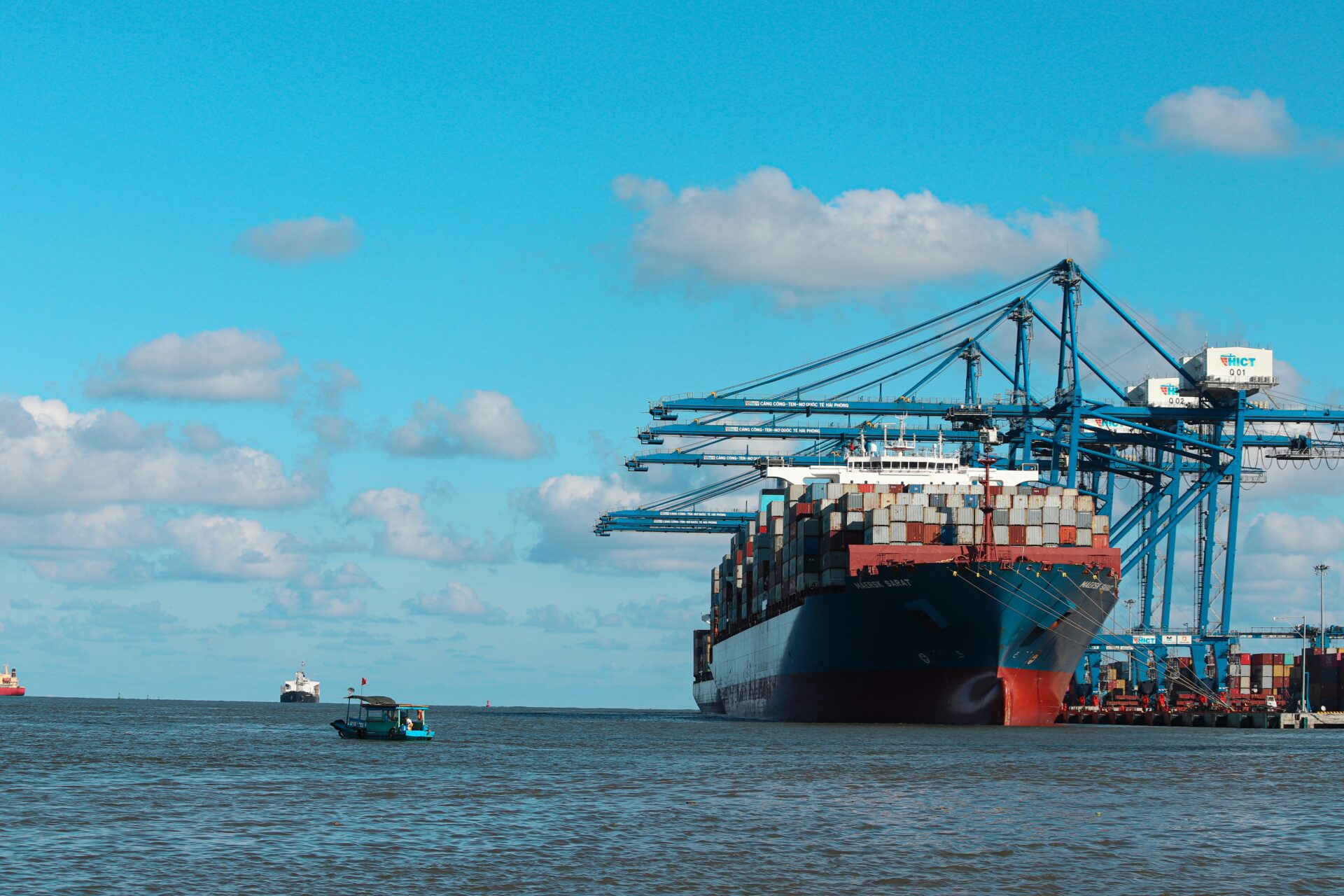 Chinese container ships reportedly turned back in Strait of Hormuz ...