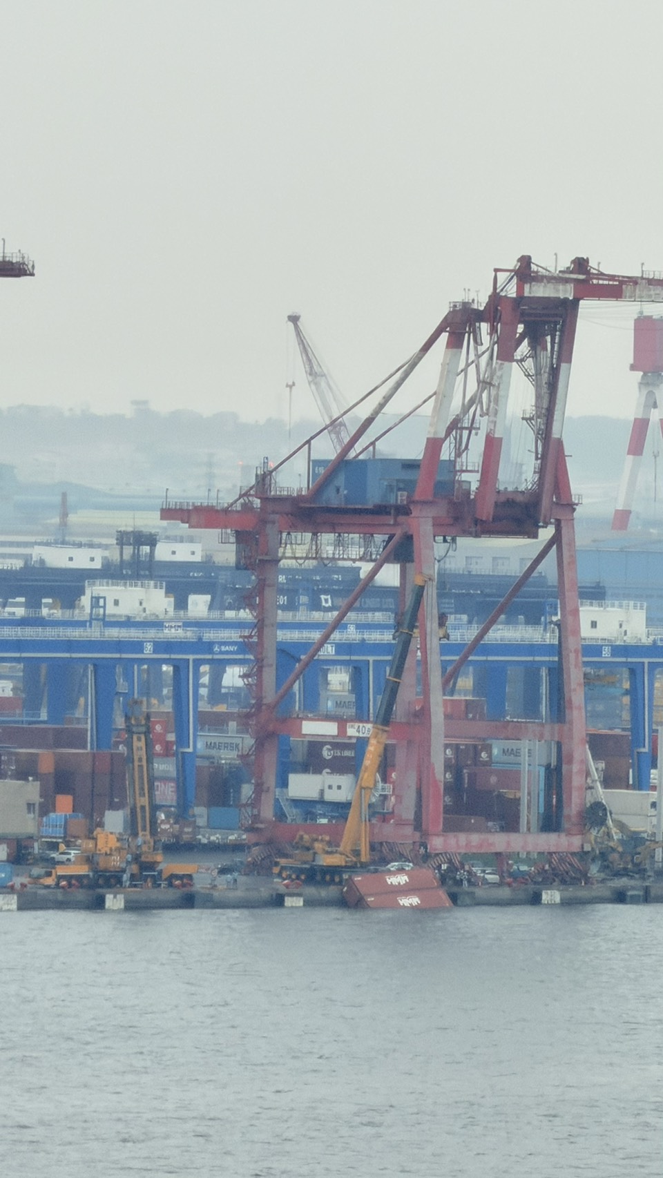 Containers fall into Kaohsiung waters as ONE-operated ship scrapes ...
